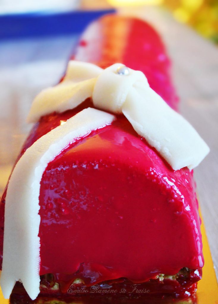 Bûche pistache, fruits rouges et vanille - Emilie Ramène sa Fraise